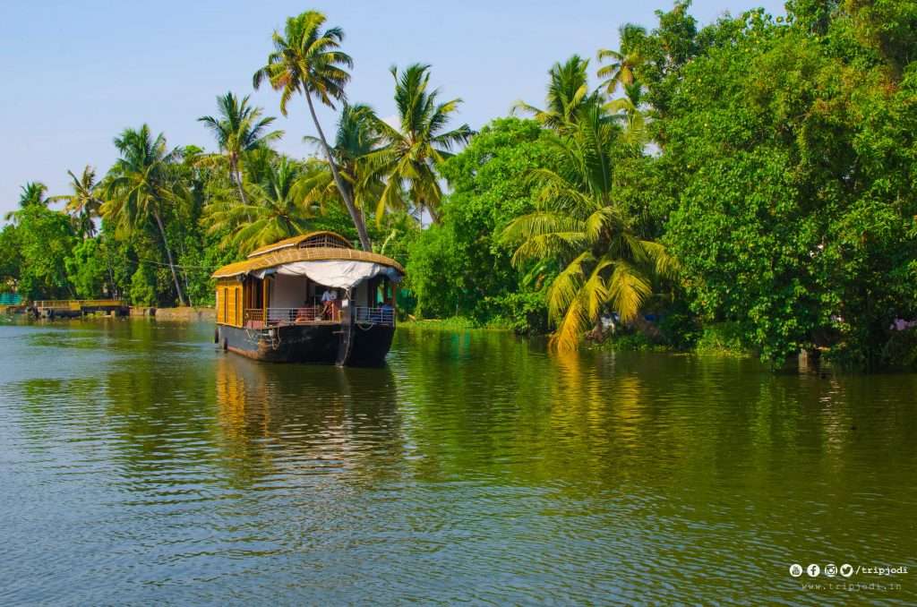 Alappuzha HouseBoat Cruise through Kerala Backwaters - Unique luxurious ...