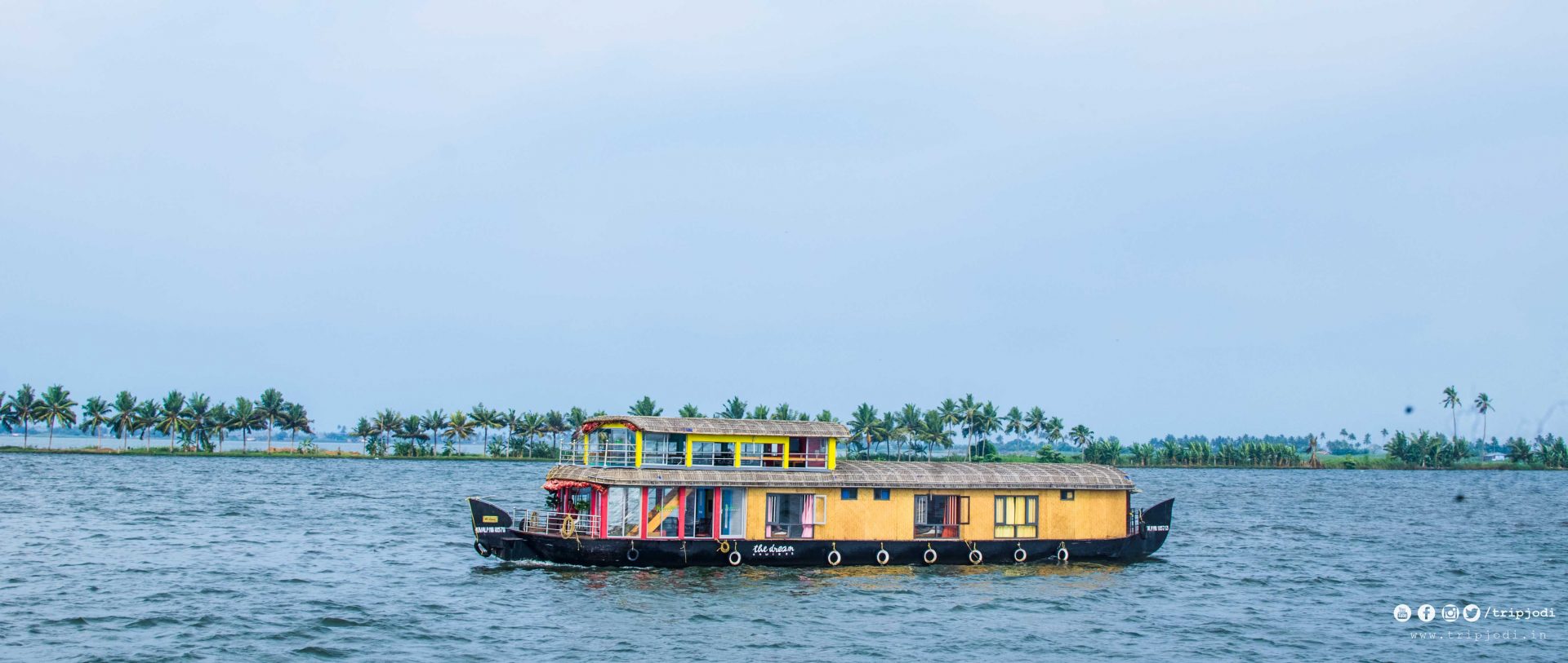 Alappuzha HouseBoat Cruise through Kerala Backwaters - Unique luxurious ...